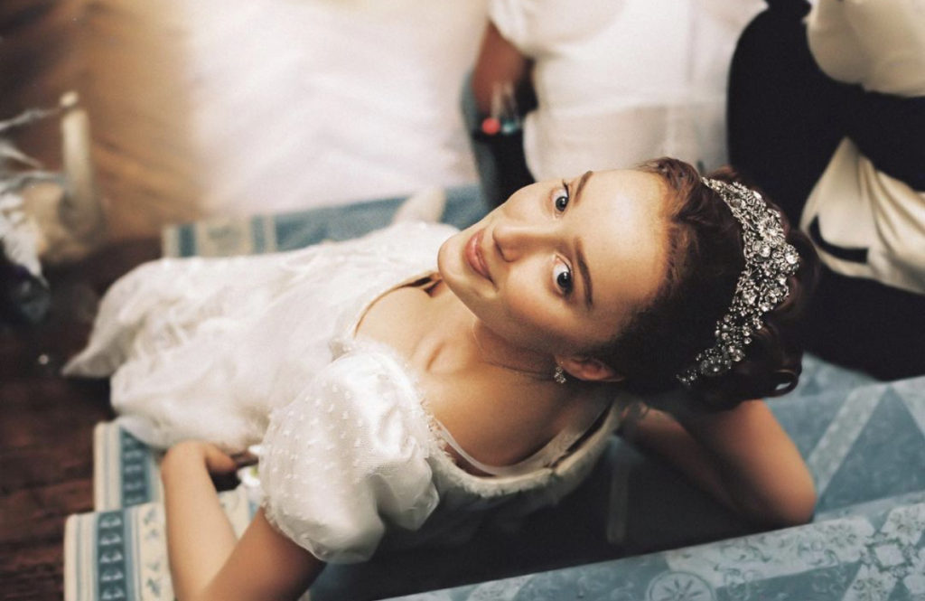 How To Create Daphne’s Signature Natural Makeup Look On Netflix’s ...